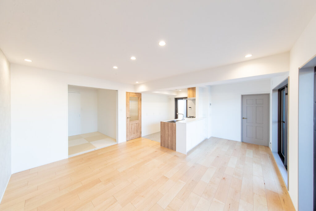 【予算1,300万】築30年(78㎡・4LDK)｜50代夫婦が開放キッチン×広々LDKにフルリノベーション – 大阪のマンションリノベーション専門店 – RENO PLUS